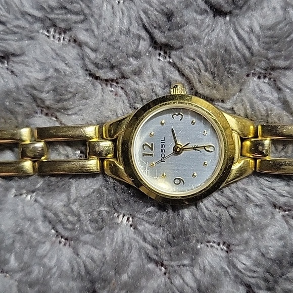 Fossil | Accessories | Vintage Fossil F2 9s Retro Watch | Poshmark